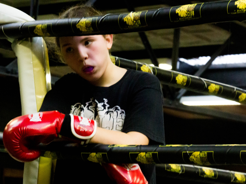 Esma Hasshass en Cheyenne Aldus geven kickboksles aan Deurnese meisjes ...