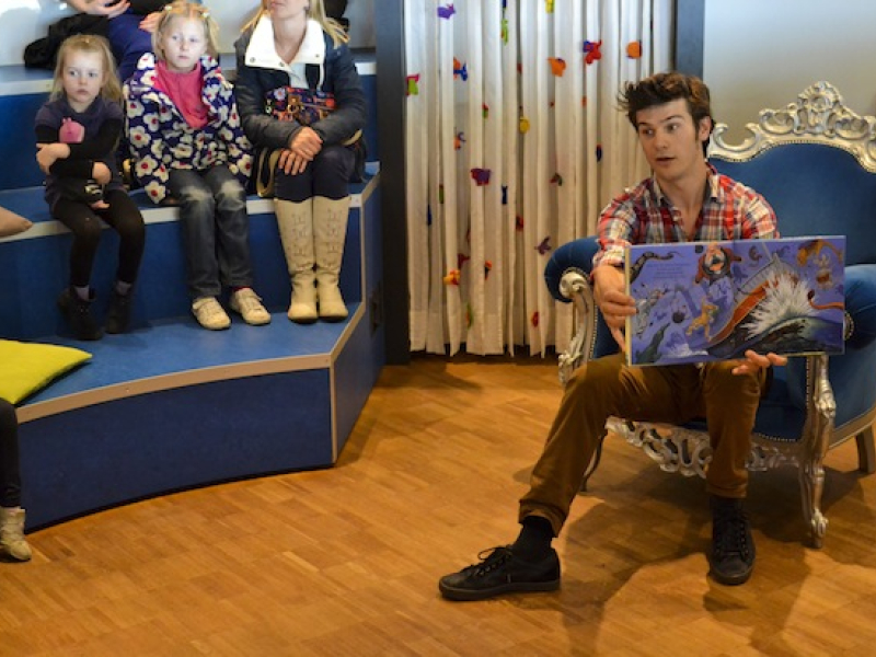 Ketnet-wrapper Peter Pype leest voor in Genkse bibliotheek | StampMedia